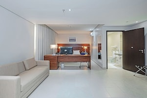 Quarto casal superior, acessível | Frigobar, cofres nos quartos, escrivaninha