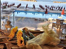 Piscina externa, funciona das 10h às 18h, guarda-sóis, espreguiçadeiras