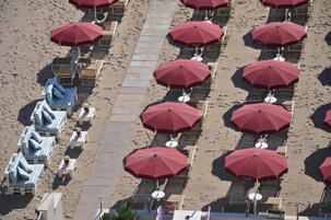 Espreguiçadeiras, guarda-sóis, toalhas de praia 