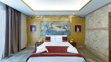 Quarto de hotel com uma cama grande, um quadro na parede e vista para o exterior.