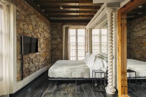 Quarto Superior | Roupa de alta qualidade, minibar, cofre no quarto