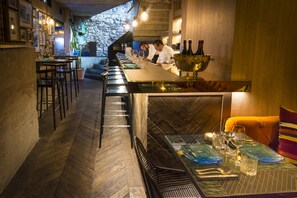 2 restaurantes, que servem almoços, jantares, também cozinha espanhola