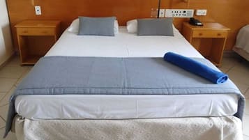 1 quarto, frigobar, escrivaninha, espaço de trabalho para notebook