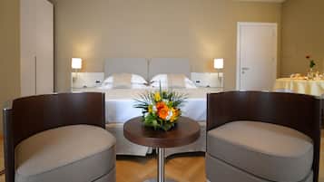 Quarto Júnior | Roupa de alta qualidade, minibar, cofre no quarto, secretária