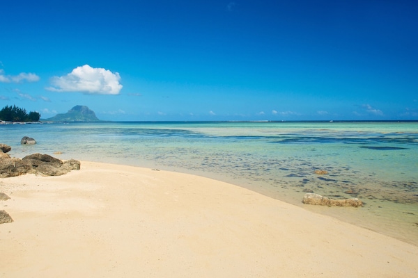 Na praia, praia de areia branca, toalhas de praia