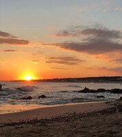 Perto da praia, areia branca, toalhas de praia 