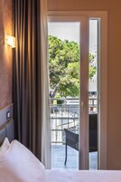 Quarto casal conforto, sacada | Cofres nos quartos, escrivaninha, quartos à prova de som