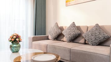 Suite, 1 cama king-size | 1 quarto, camas de colchão viscoelástico, minibar, secretária