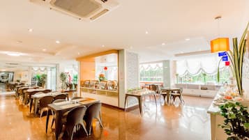 Pequeno-almoço tipo buffet diário (300 THB por pessoa)