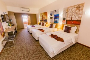 Quarto Triplo Standard | Minibar, cofre no quarto, secretária, camas desdobráveis