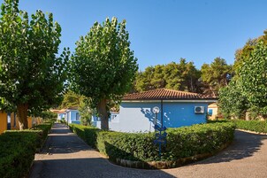 Cofre no quarto, secretária, berços/camas para crianças 