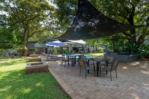 Piscina exterior, toldos gratuitos, guarda-sóis 