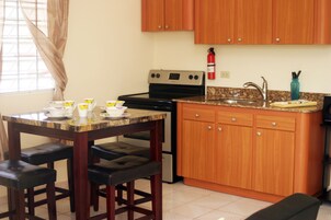 Apartamento Deluxe, 2 quartos | Cozinha privada | Um frigorífico/congelador grande, um micro-ondas, uma placa de cozinha 