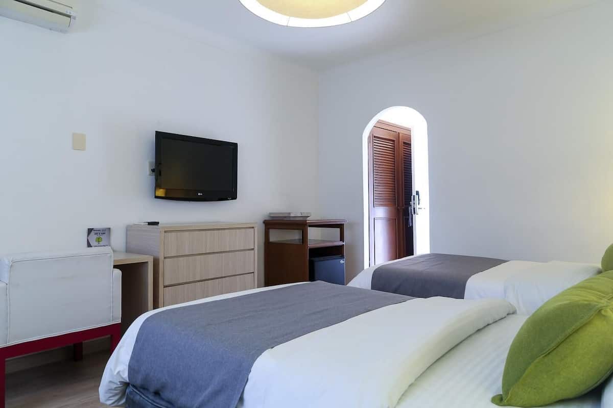 Frigobar, cofres nos quartos, escrivaninha, cortinas blackout