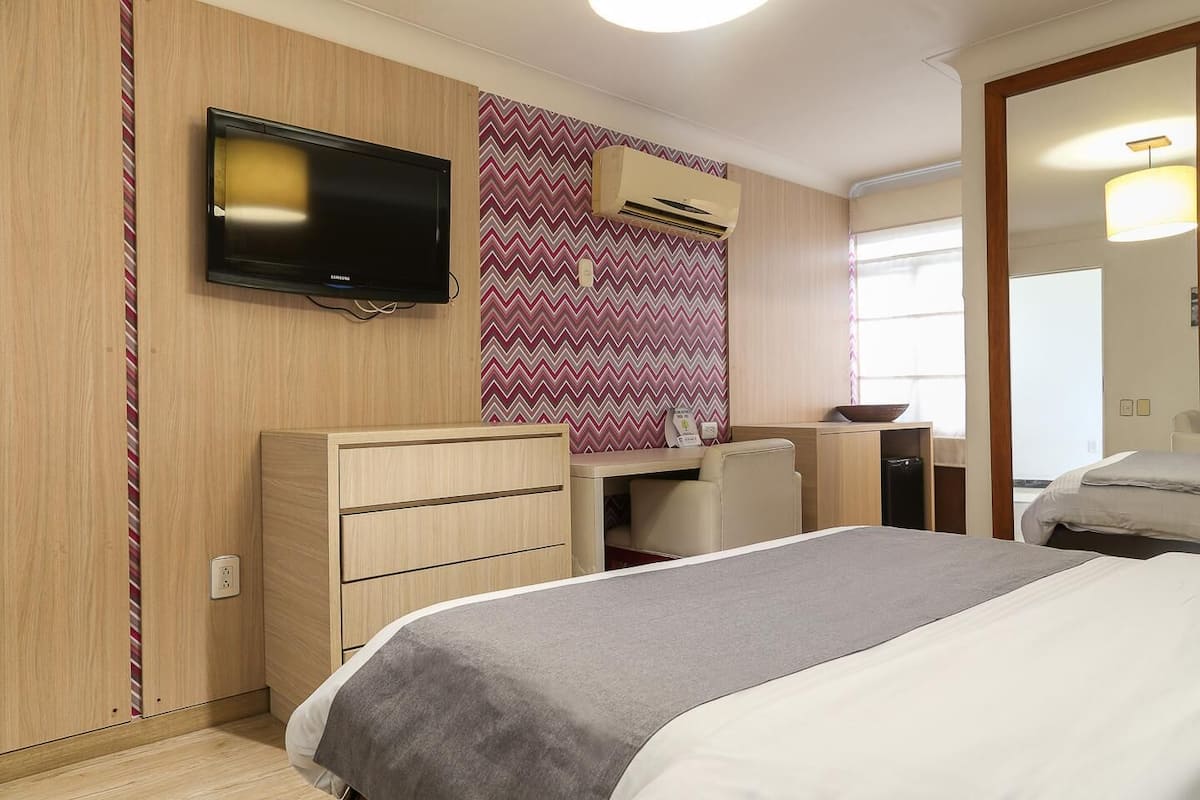 Frigobar, cofres nos quartos, escrivaninha, cortinas blackout