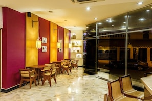 2 restaurantes: opção de café da manhã, almoço e jantar