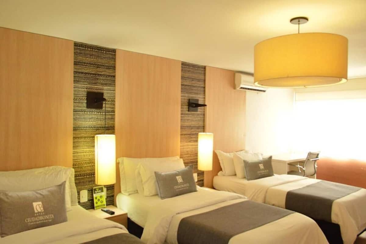 Frigobar, cofres nos quartos, escrivaninha, cortinas blackout