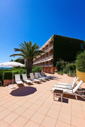 Terraço com espreguiçadeiras