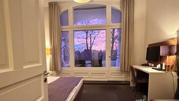 Quarto Duplo Panorâmico, varanda, vista para o lago | Cofre no quarto, secretária, ferro/tábua de engomar, Wi-fi grátis