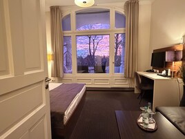 Quarto casal panorâmico, sacada, vista para o lago | Cofres nos quartos, escrivaninha, ferros/tábuas de passar roupa