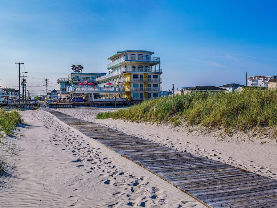 Na praia, areia branca