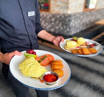 Pequeno-almoço completo diário mediante uma taxa 