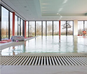 Piscina interior, piscina exterior, espreguiçadeiras 