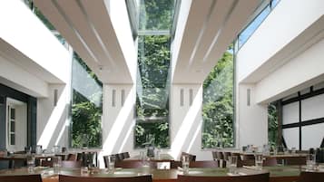 Pequenos-almoços servidos, cozinha local e internacional