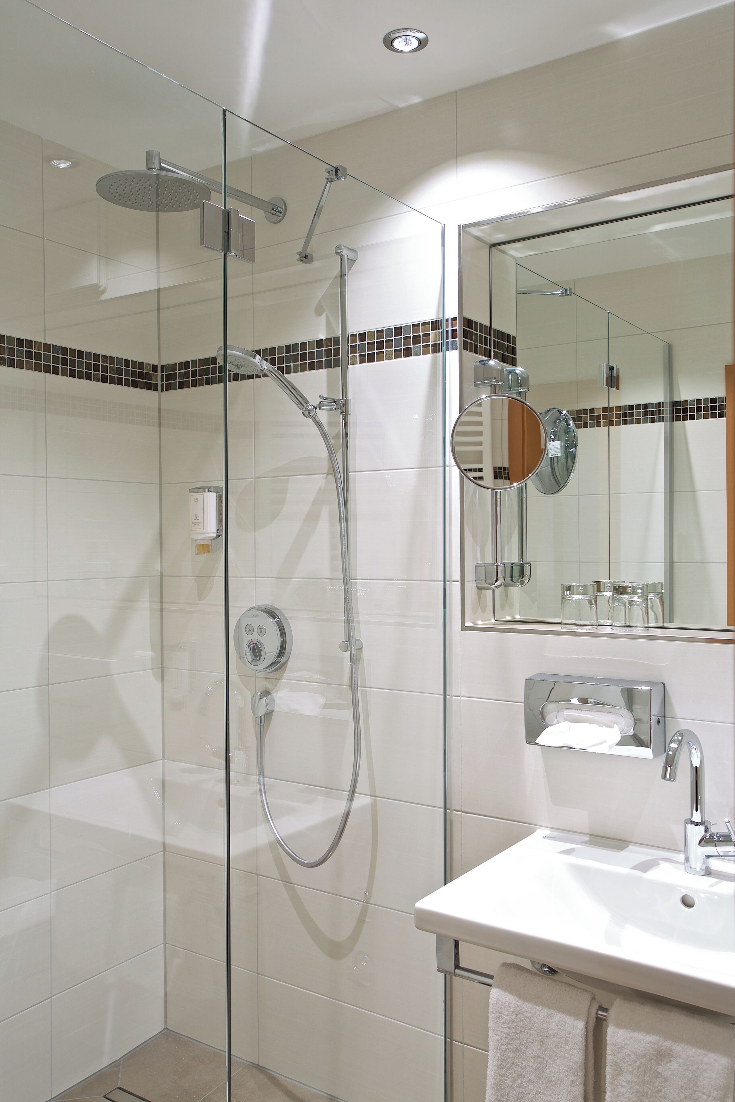 Cofres nos quartos, escrivaninha, cortinas blackout