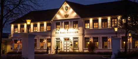 Fachada do alojamento (tarde/noite)