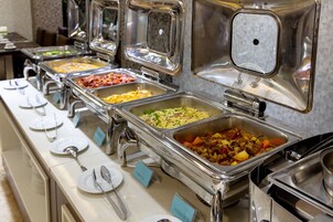 Pequeno-almoço tipo buffet diário mediante uma taxa 