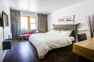 Suíte clássica, 1 cama King e sofá-cama | Área de estar | TV LCD