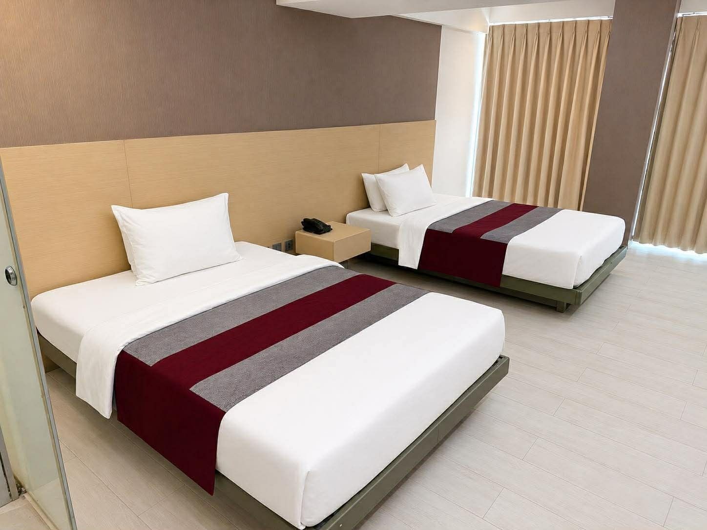 Quarto Superior | Minibar, cofre no quarto, secretária, Wi-fi grátis 