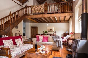 TV de ecrã plano, lareira, leitor de DVD 