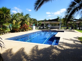 Piscina exterior, guarda-sóis, espreguiçadeiras