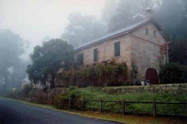 Tizzana Winery Bed & Breakfast - Sydney