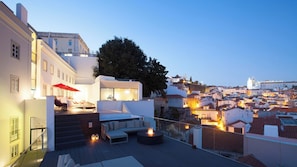 Fachada da propriedade à noite