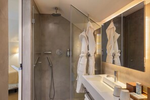 Quarto casal ou duplo superior (Mansard) | Banheiro | Chuveiro, chuveiro com efeito de chuva, produtos de toalete grátis 