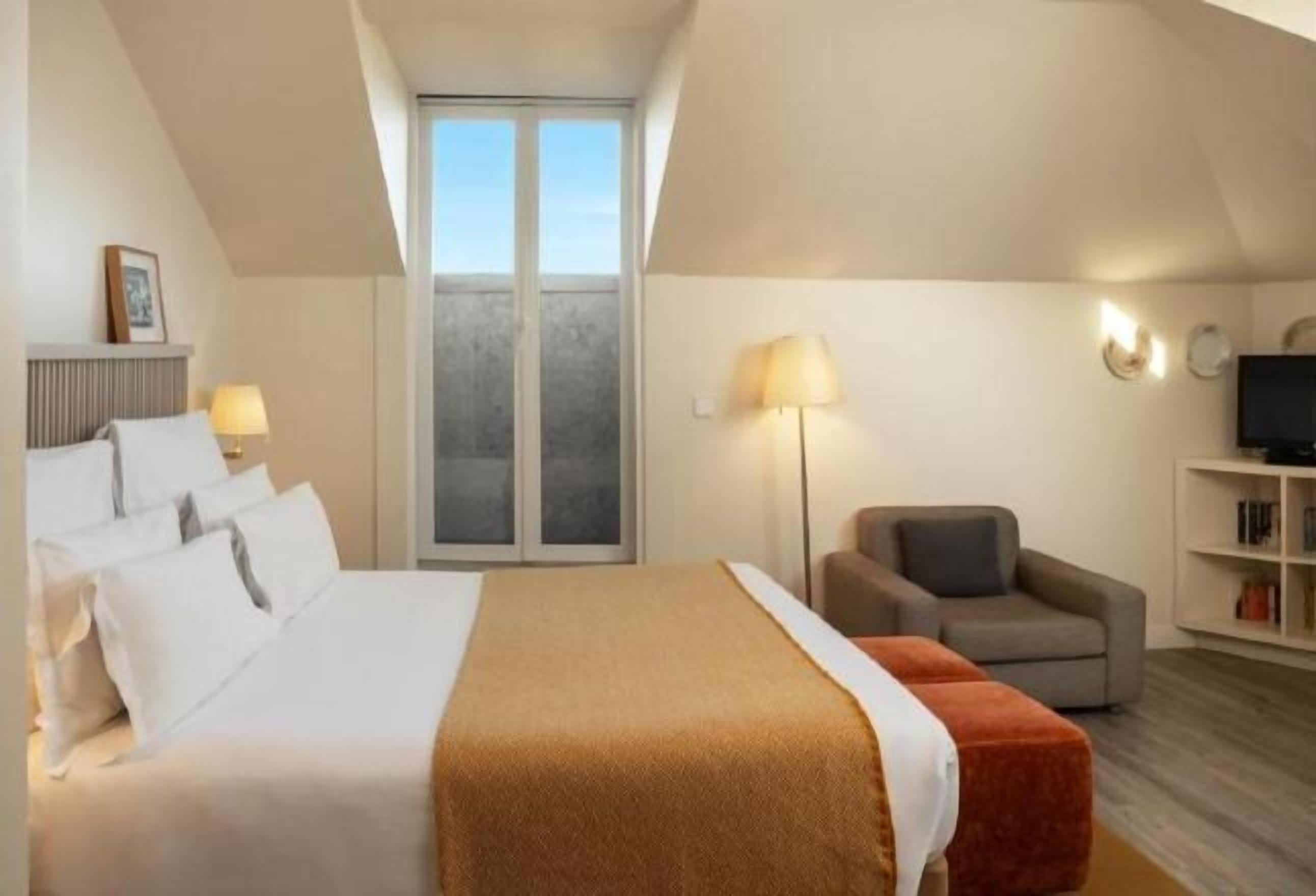 Lençóis de algodão egípcio, minibar, cofre no quarto, secretária 