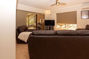 Apartamento standard | Área de estar | TV de tela plana 32 cm com canais digitais, TV