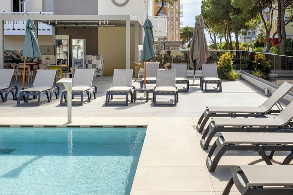 Piscina externa sazonal, guarda-sóis, espreguiçadeiras