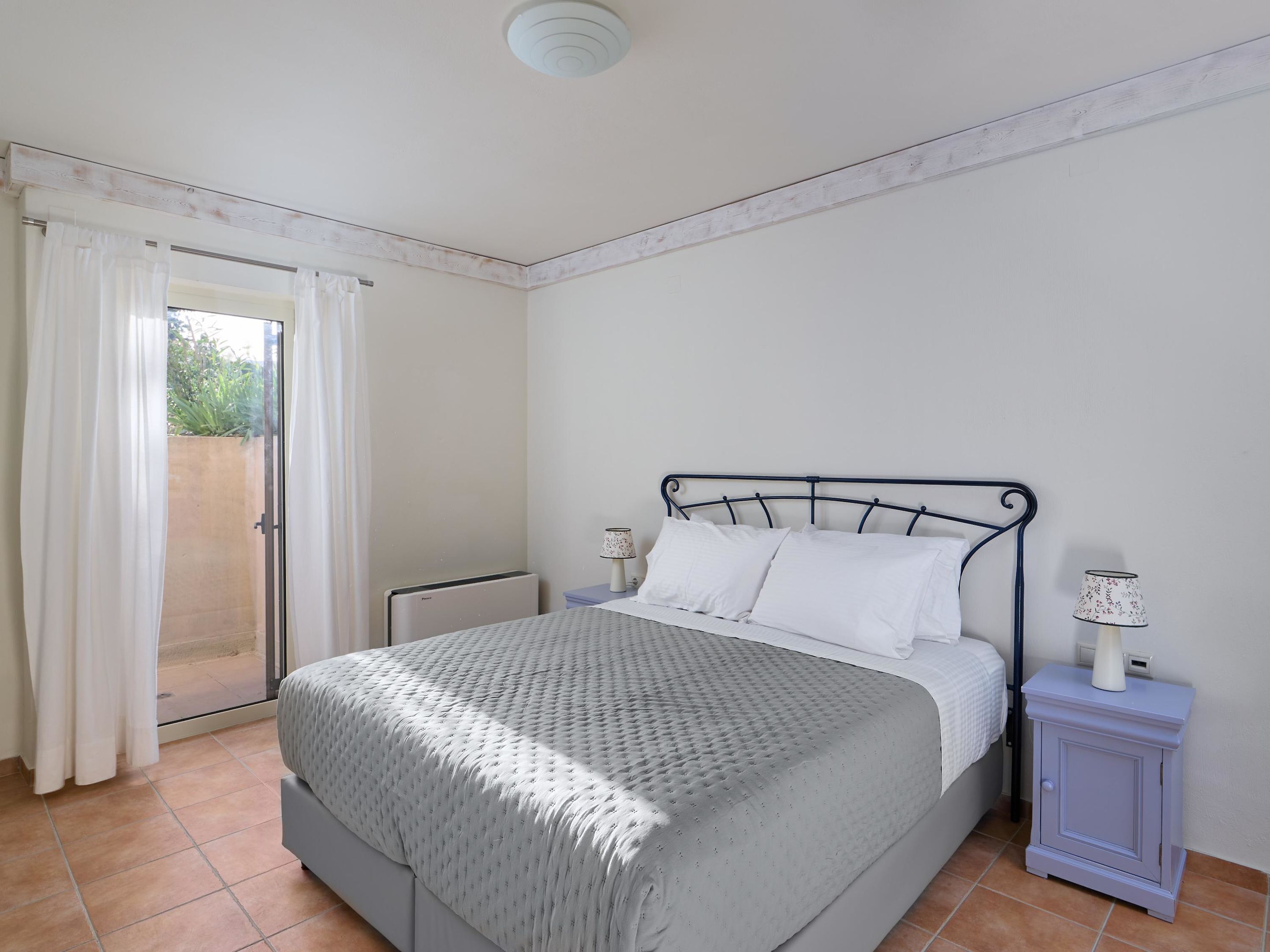 Garden Level Hideaway | Camas com colchões pillow-top, cofres nos quartos