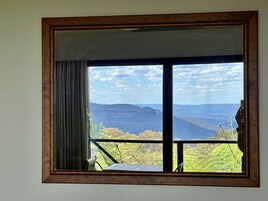 Quarto (Cliff View, 1 Night Min) | Individualmente decorados, individualmente mobiliados, escrivaninha