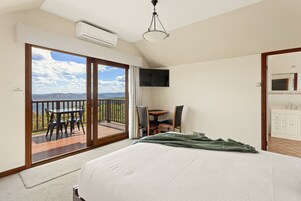 Loft (Suite, 1 Night Min) | Individualmente decorados, individualmente mobiliados, escrivaninha