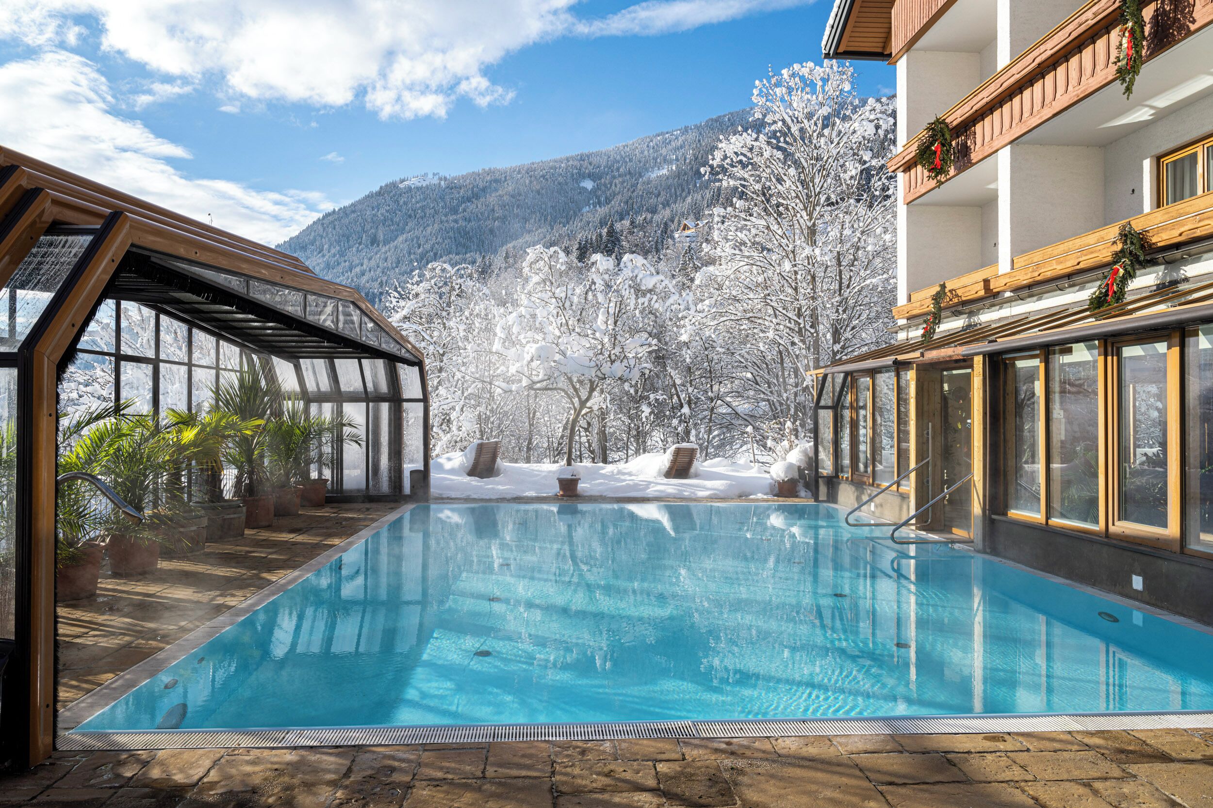 Piscina externa, funciona das 7h às 19h30, guarda-sóis, espreguiçadeiras