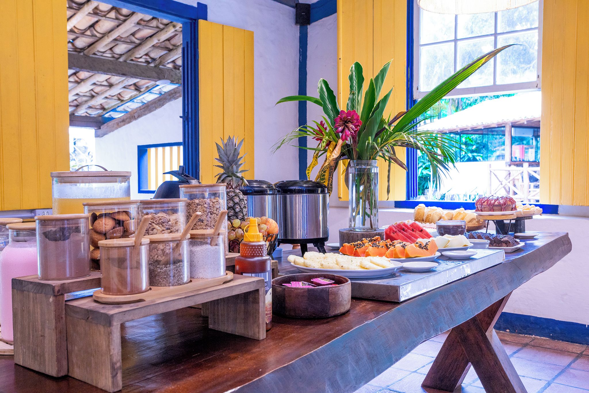 Mesa de buffet com diversos alimentos e acompanhamentos.