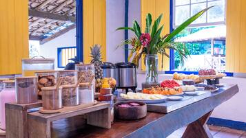 Mesa de buffet com diversos alimentos e acompanhamentos.