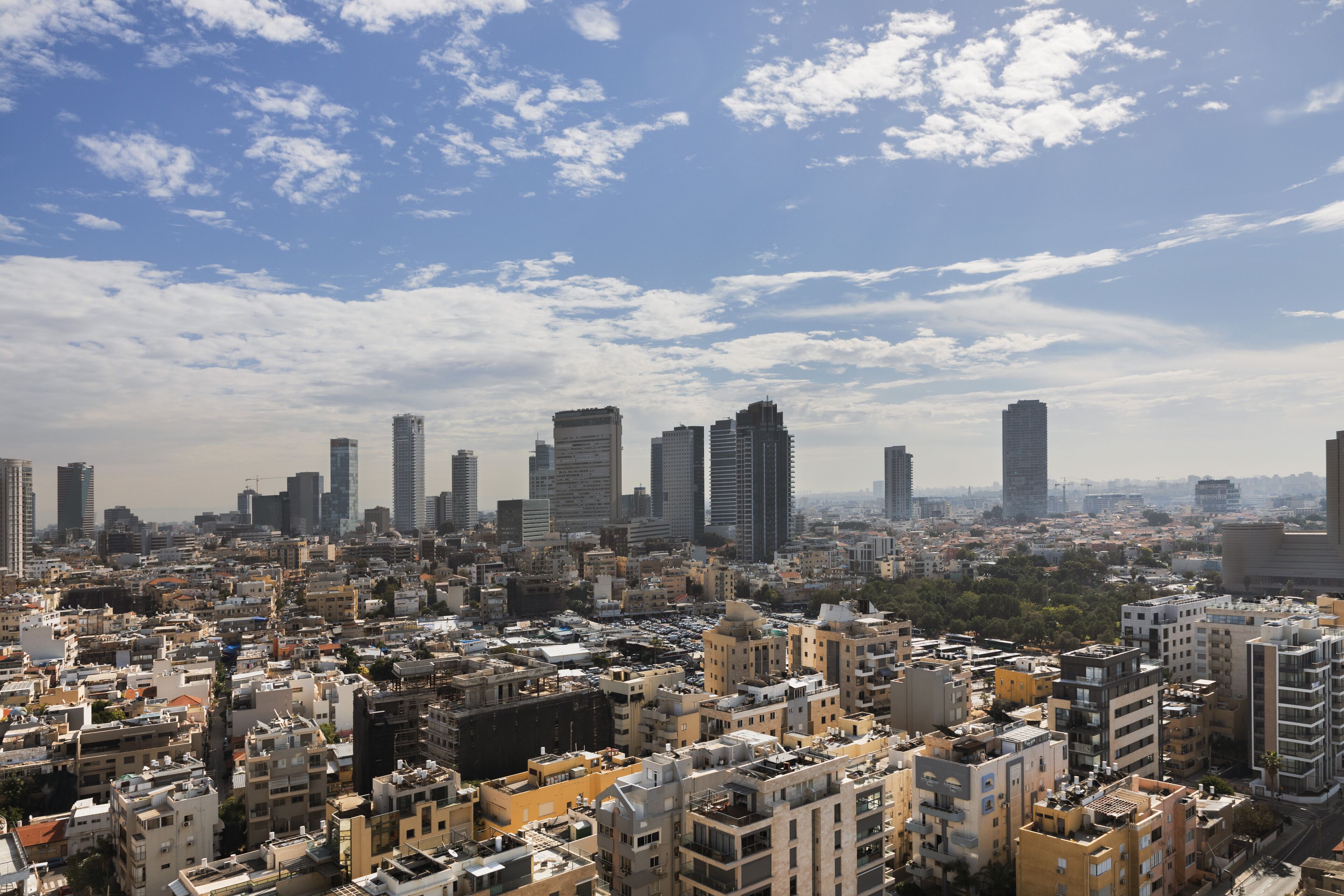 Paisagem urbana com inúmeros edifícios altos e uma estrutura urbana densa.
