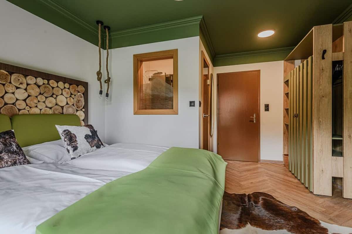 Quarto Duplo Standard, vista para a montanha | Roupa de alta qualidade, cofre no quarto, com mobília individualizada