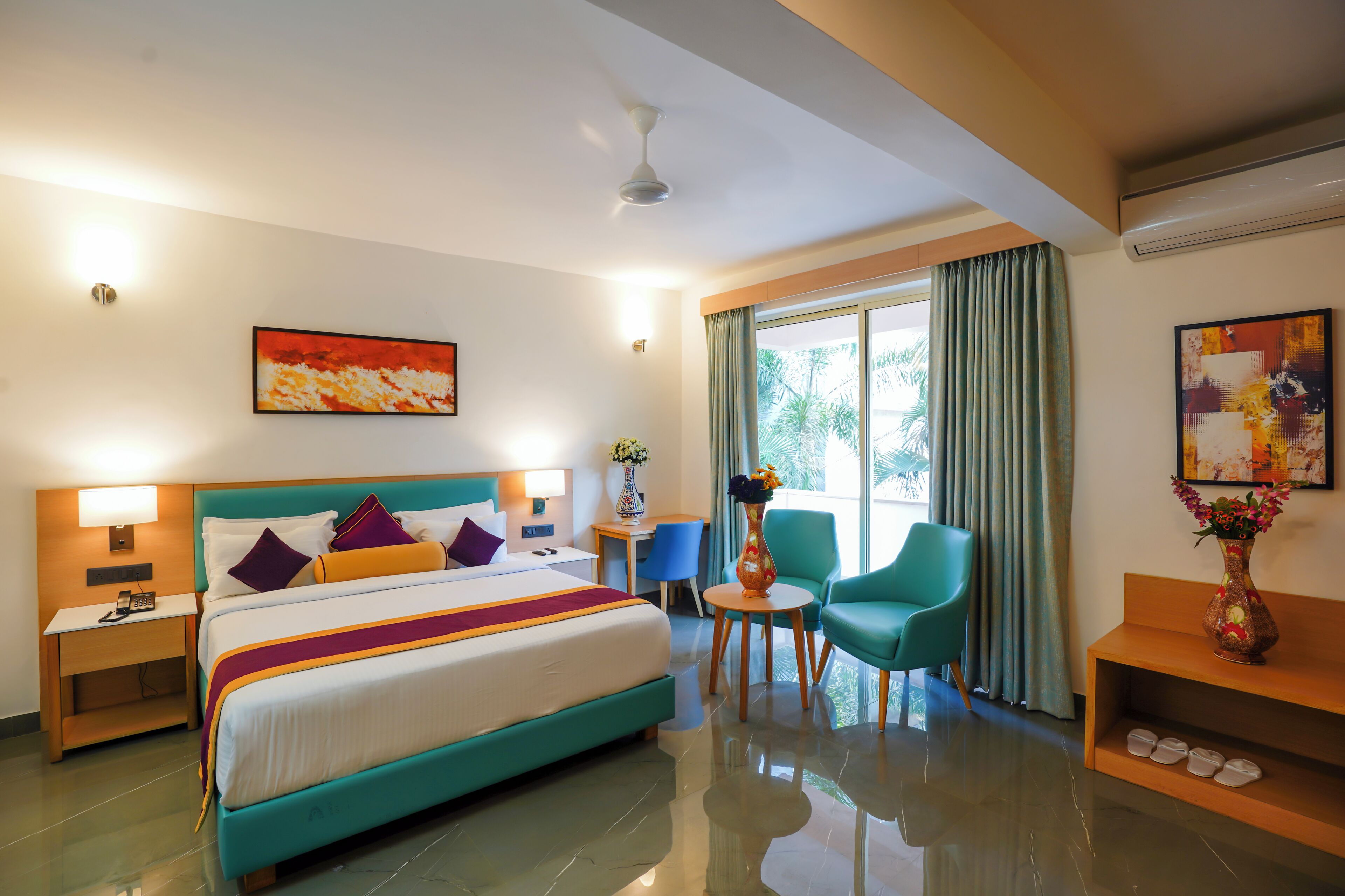 Super Deluxe with Bathub | Cofres nos quartos, escrivaninha, espaço de trabalho para notebook